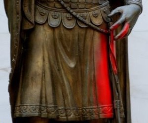ΒΕΒΗΛΩΣΑΝ το Άγαλμα του Κωνσταντίνου Παλαιολόγου στη Μητρόπολη Αθηνών ...