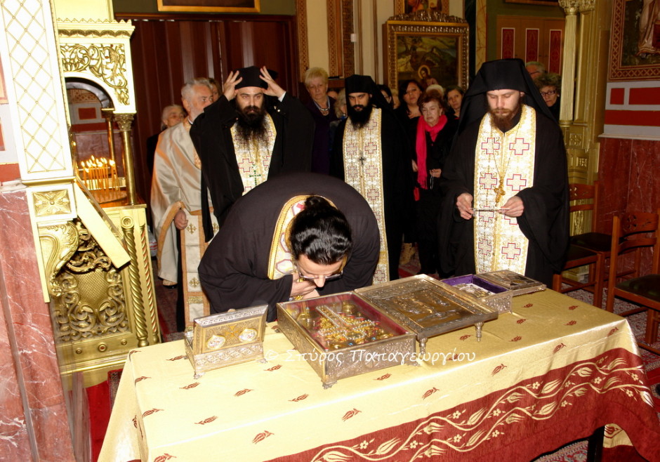 Το Τίμιο Ξύλο και Άγια Λείψανα από την Ι.Μ.Τρικόρφου στον Ι.Ν. Αγίου ...
