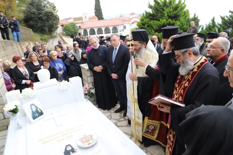 Τρισάγιον στο μνήμα του μακαριστού προκατόχου του | Διακόνημα