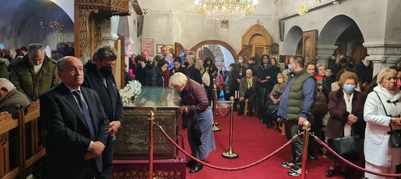 Εκατοντάδες πιστοί στη Νέα Μάκρη τίμησαν τον Άγιο Εφραίμ τον ...