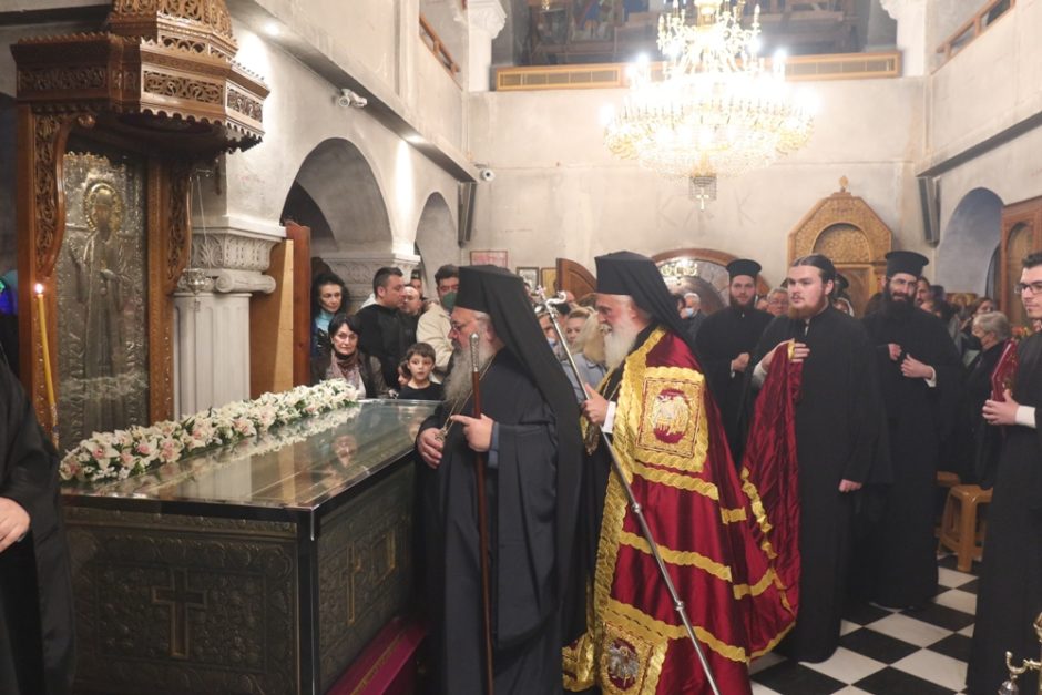 Λαοθάλασσα πιστών κατακλύζει την Ιερά Μονή του Αγίου Εφραίμ στη Νέα ...