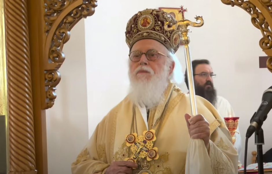 Ο Αρχιεπίσκοπος Αναστάσιος επισκέφθηκε στα κρατητήρια τον Δήμαρχο ...