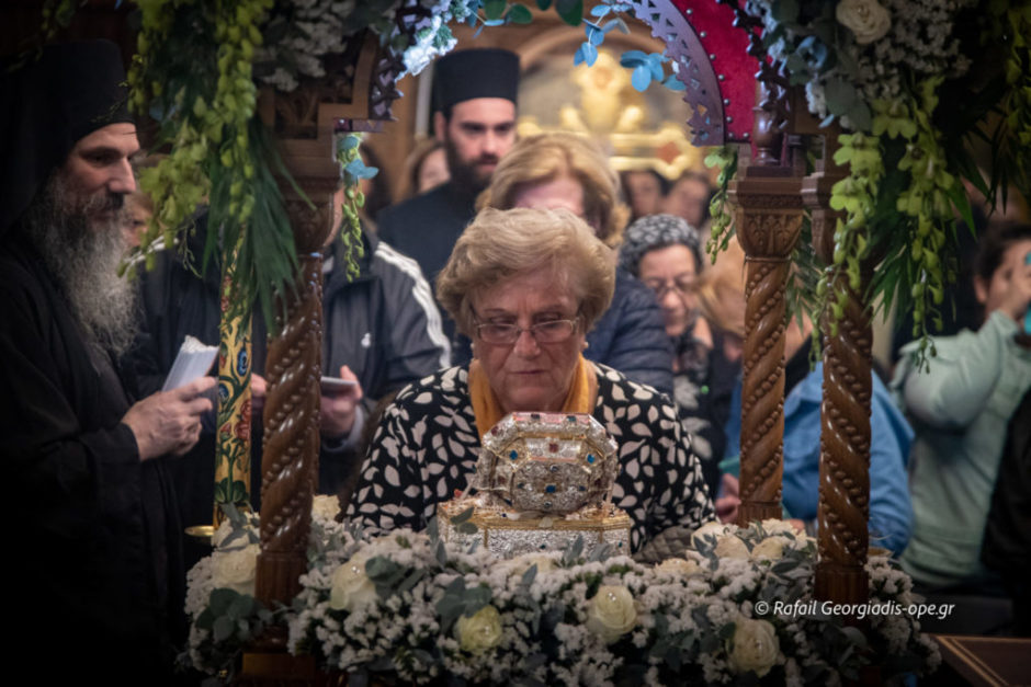 Συνεχίζεται η προσκύνηση της Τιμίας Κάρας του Αγίου Ιωάννου του ...