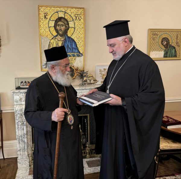 Στον Αρχιεπίσκοπο Αμερικής ο Αρχιεπίσκοπος Σιναίου Δαμιανός | Διακόνημα
